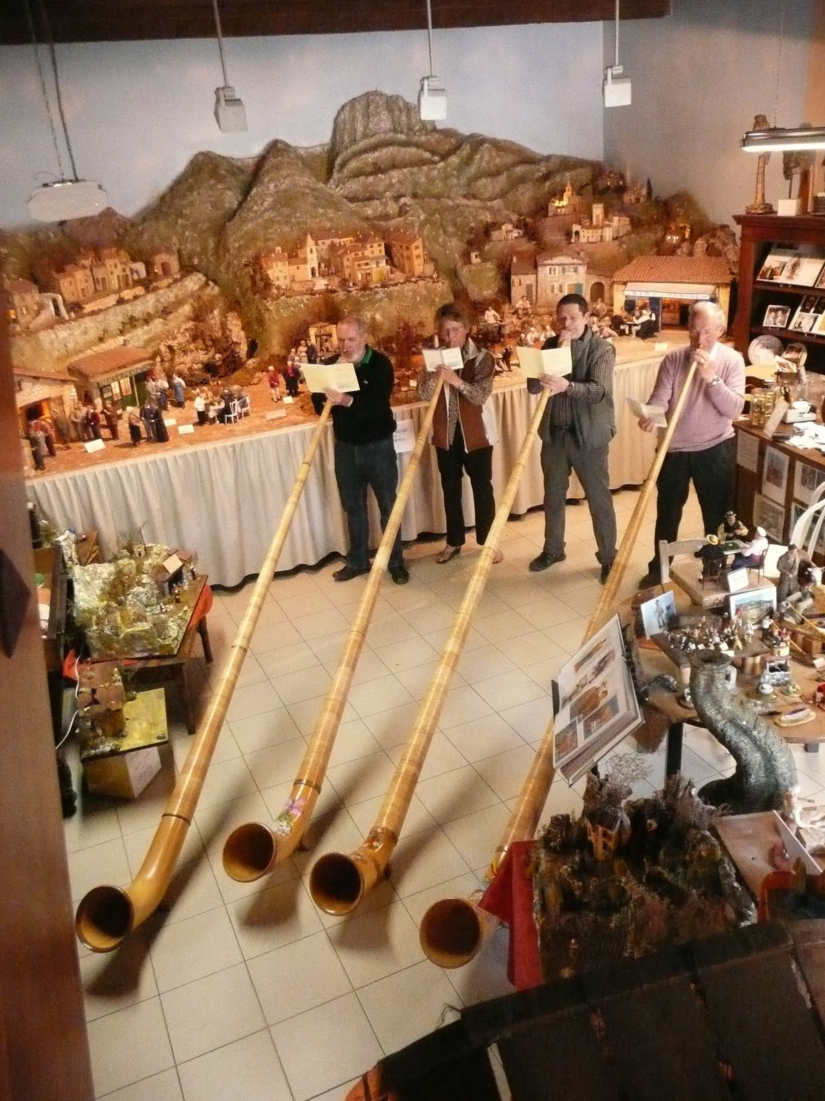 Les santons de Daniel SCATURRO: le santonnier et le musicien avec son ...