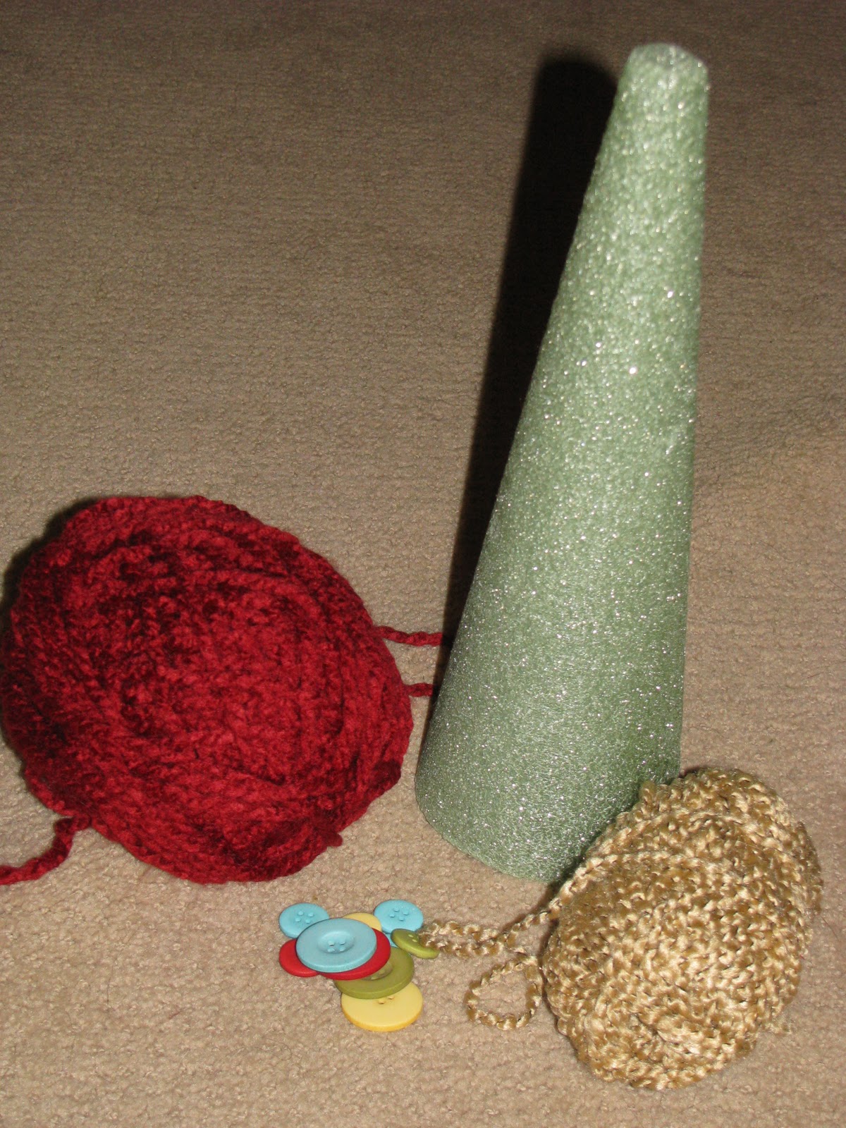 Toddler Wonderland Guest Post: Yarn Christmas Tree Craft! - Sippy Cup Mom