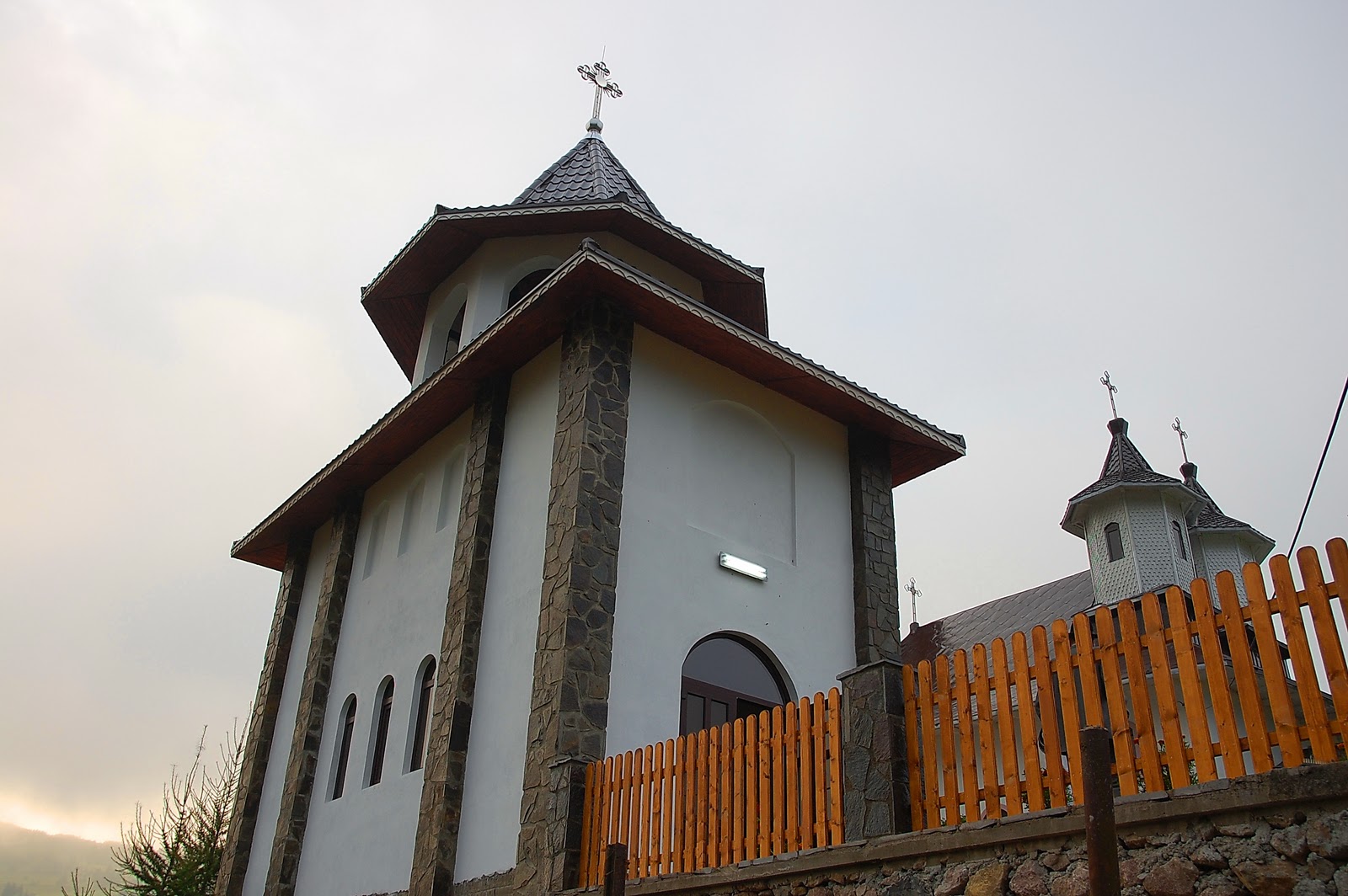 CARP RADU PHOTOGRAPHY: POZE SFINTIREA PAROHIEI BICAZ CHEI II CU HRAMUL ...