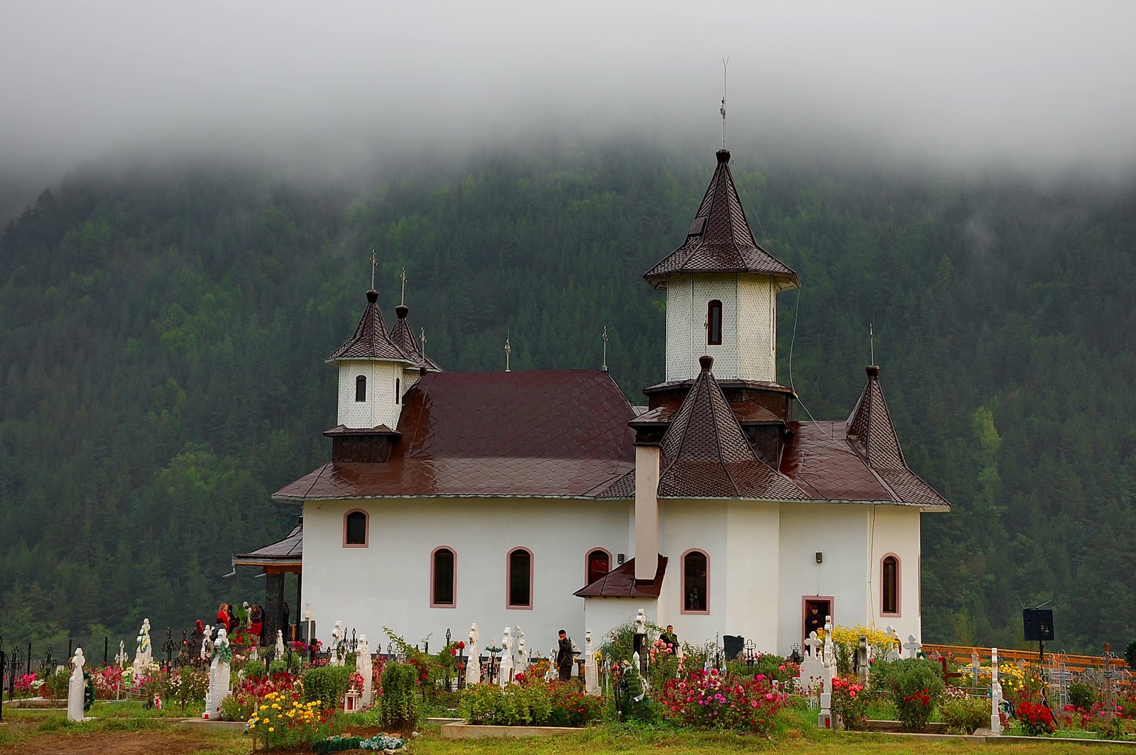 CARP RADU PHOTOGRAPHY: POZE SFINTIREA PAROHIEI BICAZ CHEI II CU HRAMUL ...