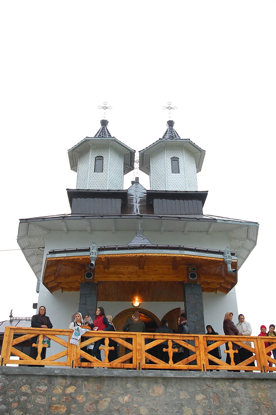 CARP RADU PHOTOGRAPHY: POZE SFINTIREA PAROHIEI BICAZ CHEI II CU HRAMUL ...