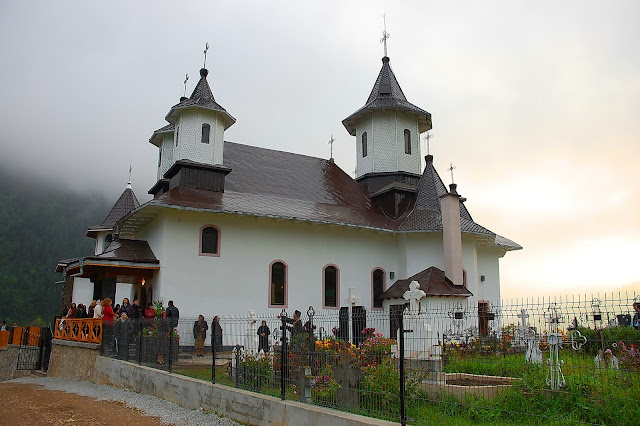 CARP RADU PHOTOGRAPHY: POZE SFINTIREA PAROHIEI BICAZ CHEI II CU HRAMUL ...