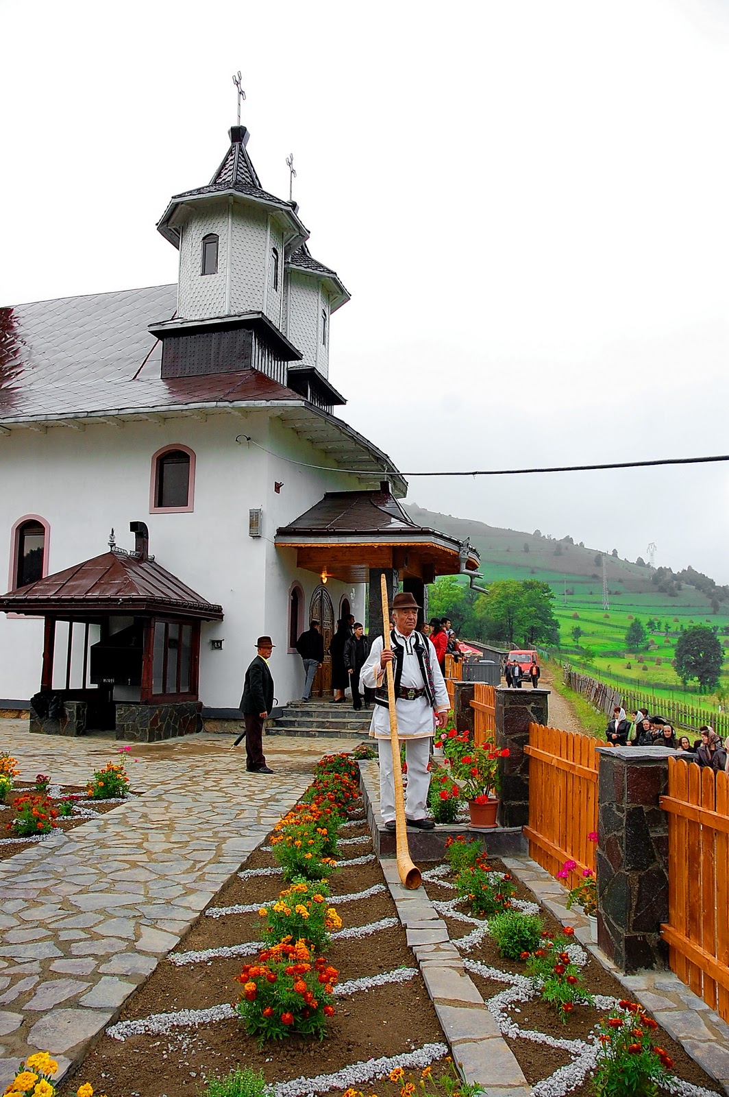 CARP RADU PHOTOGRAPHY: POZE SFINTIREA PAROHIEI BICAZ CHEI II CU HRAMUL ...