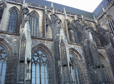 Funktion der Strebepfeiler der Gotischen Kirchenkonstruktionen