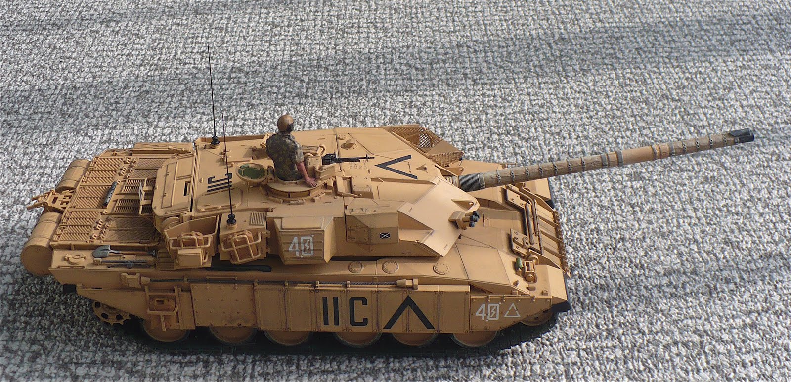 The Great Canadian Model Builders Web Page!: Challenger 1