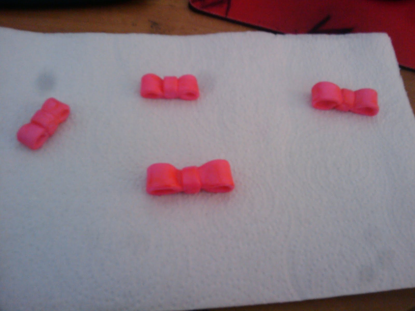 Gordy's Goodies: Pink fondant bows :)