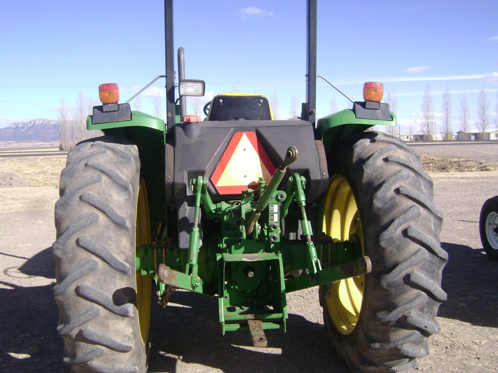 MAQUINARIA AGRICOLA INDUSTRIAL: Tractor John Deere 5615 por $14,000 ...