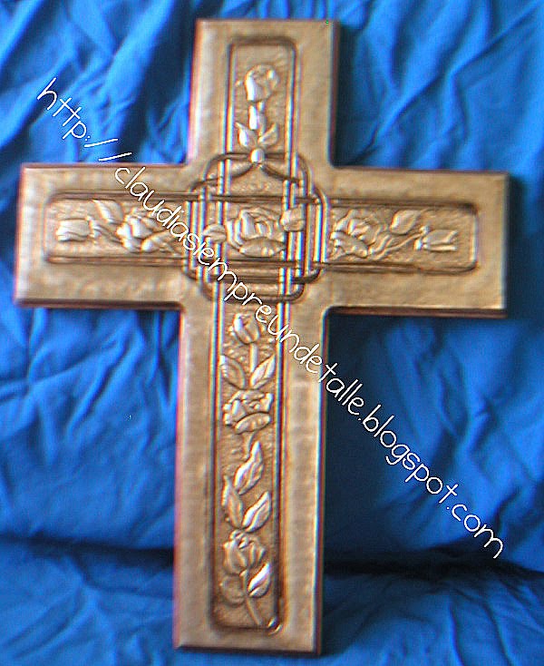 CLAUDIA siempre un detalle.....: CRUCES CON ROSAS