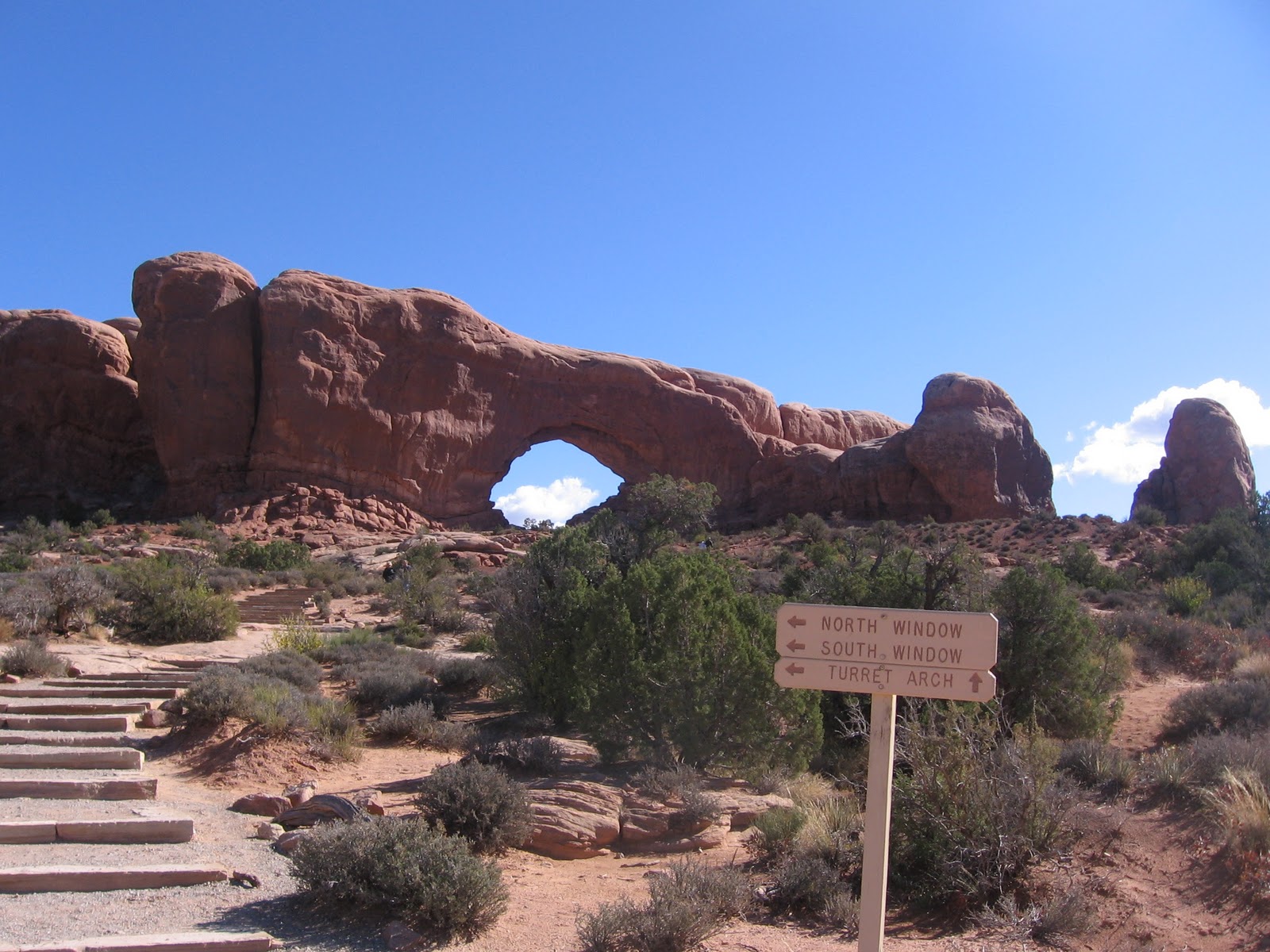Four Corners Hikes-Arches National Park: Arches Windows Trail