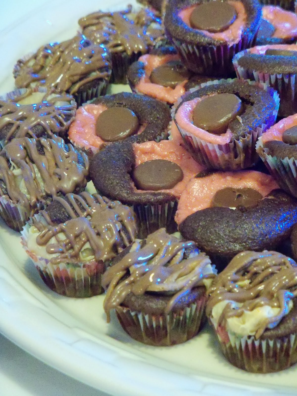 Miss Cupcake: Strawberry and Peanut Butter Cheesecake-cake Poppers