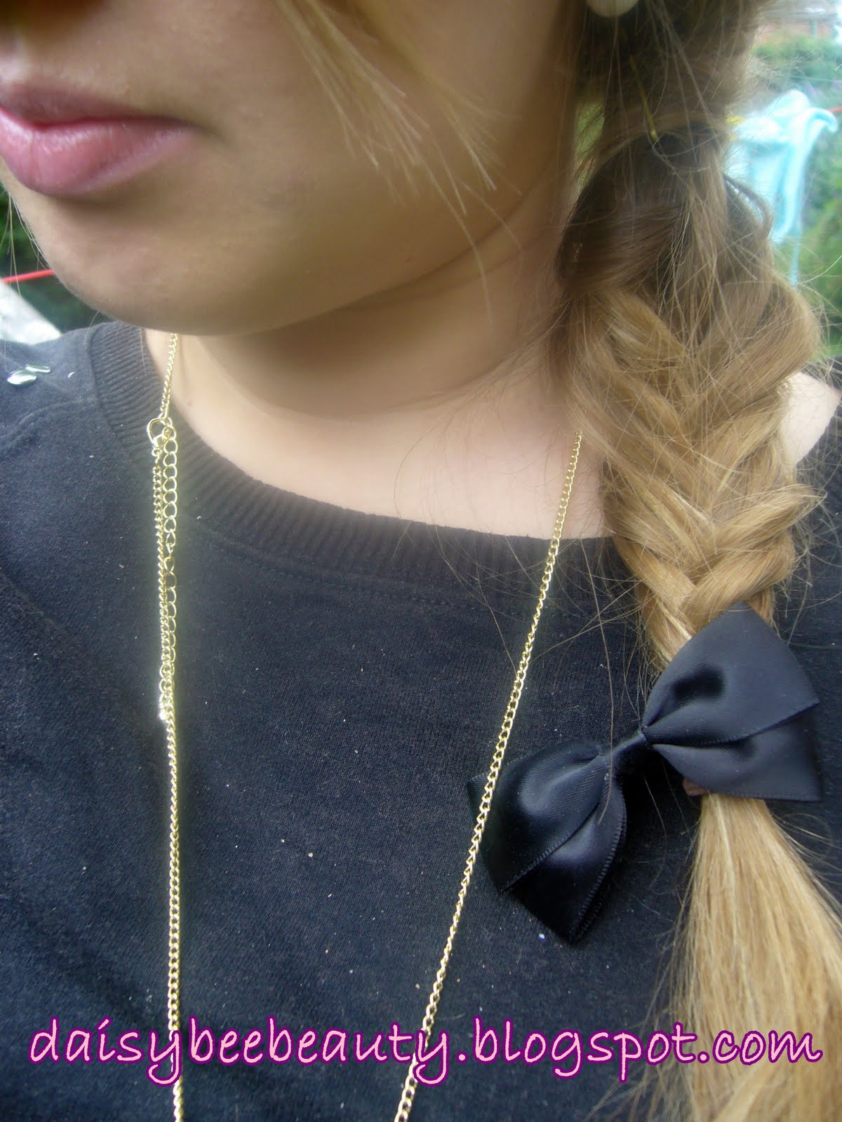 Daisy Bee Beauty: How To: Messy fishtail braid with a twist :)