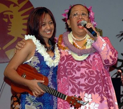 Da Kine Hawaiian Aloha: Famous Women In Hawaiian shirts