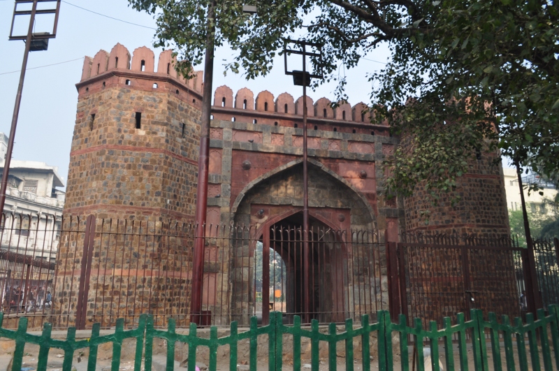 Footloose in Dilli: Marking the Territory: Dilli Gate