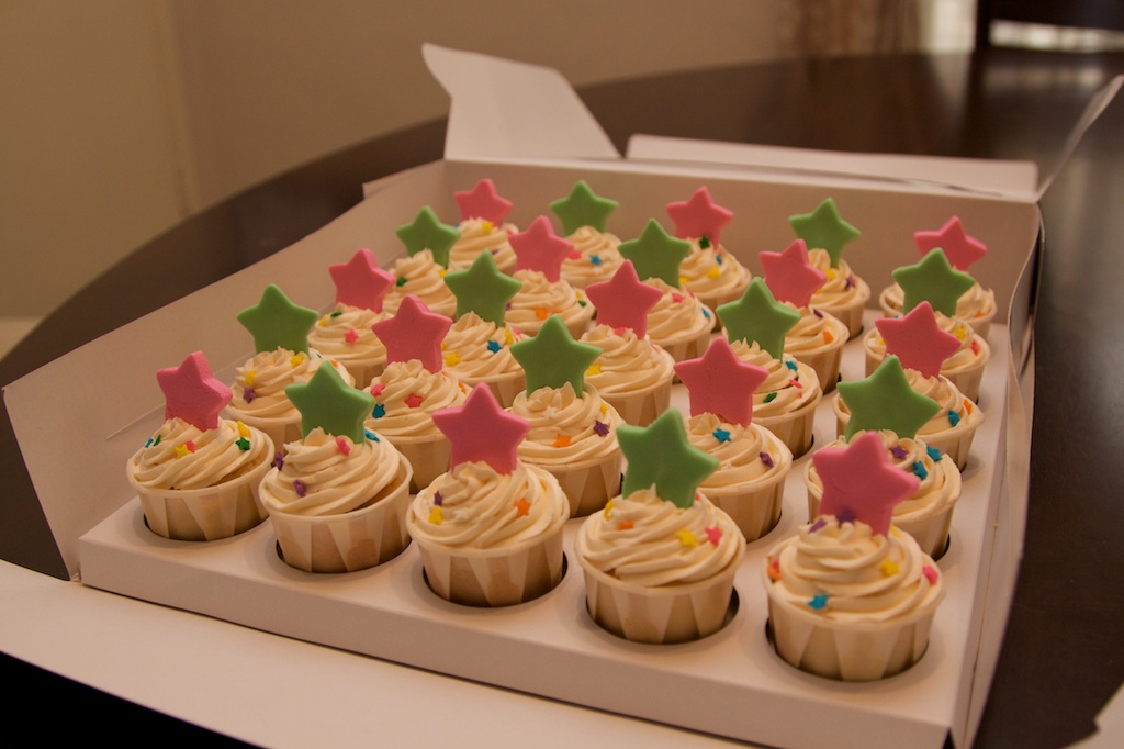 Pink Oven Cakes and Cookies: Ben10 and Jonas brothers cake and cupcakes