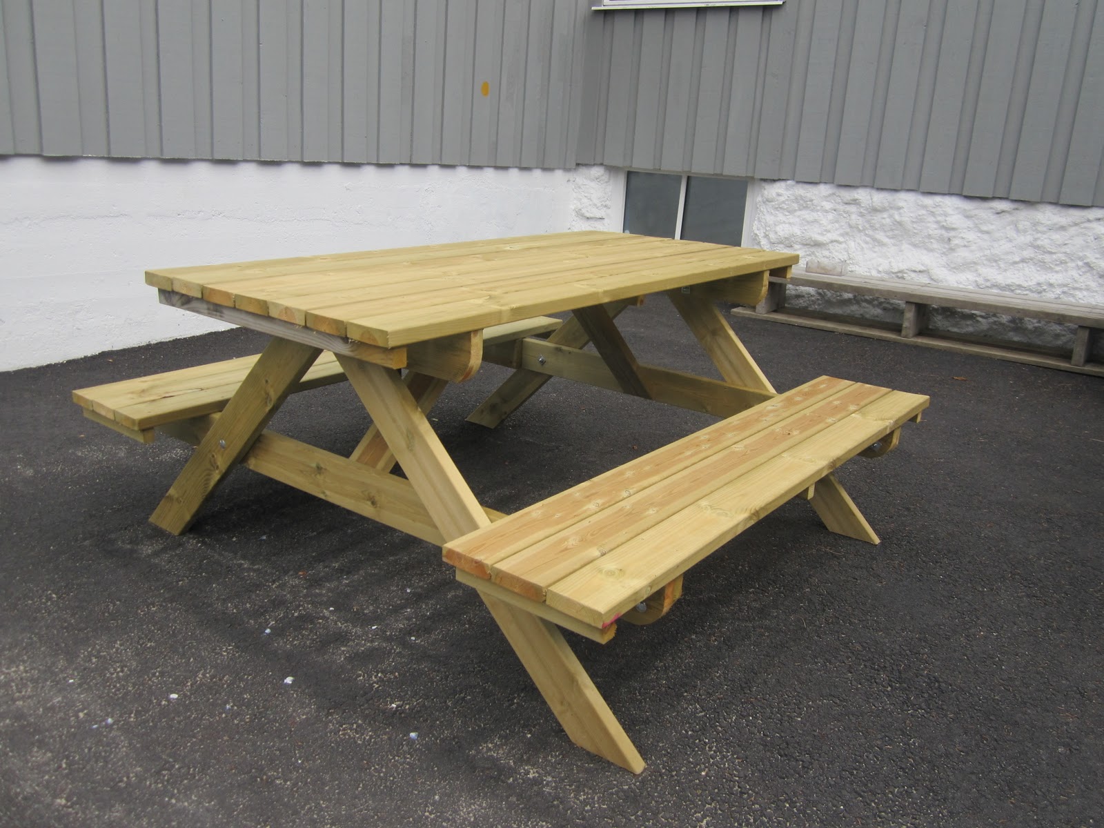 Hagemøbler ...Møbler som holder...: Bord med fast benk