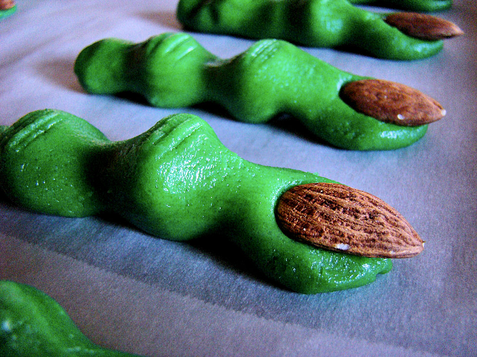 La Petite Brioche: Shortbread Witch Finger Cookies