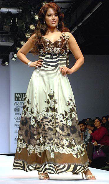 Sameera Reddy Beautiful Photo Gallery