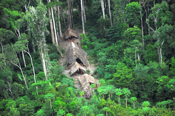 Kultūra: Astonishing New Photos of Hidden Tribe in the Amazon