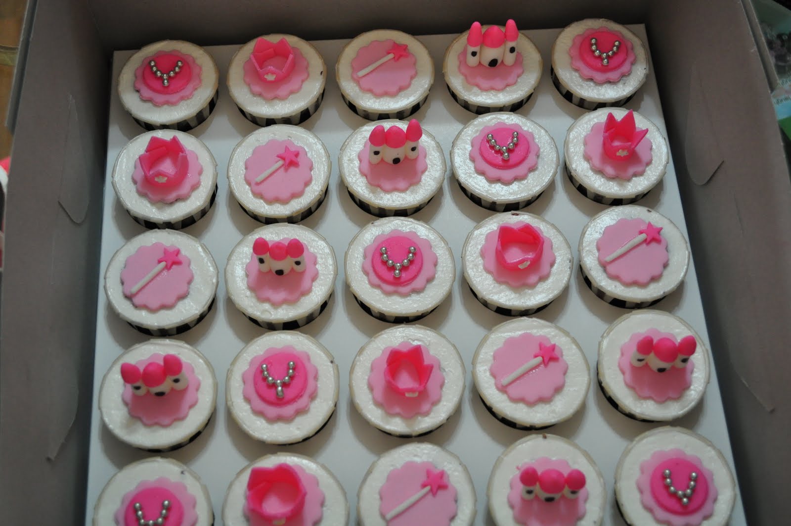 dari oven yang comel: princess cupcake