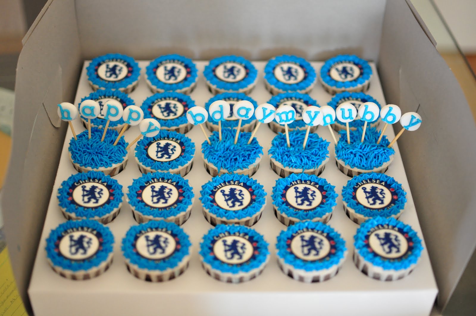 dari oven yang comel: chelsea cupcakes