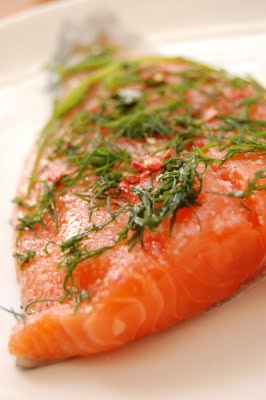 Salmón curado en sal, azucar y eneldo
