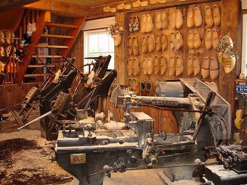 Textile --- Textile machine and textile products: Wooden Shoe Machine