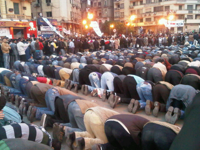 Egypt - Christians Stand Together to Protect Muslims at Prayer ...