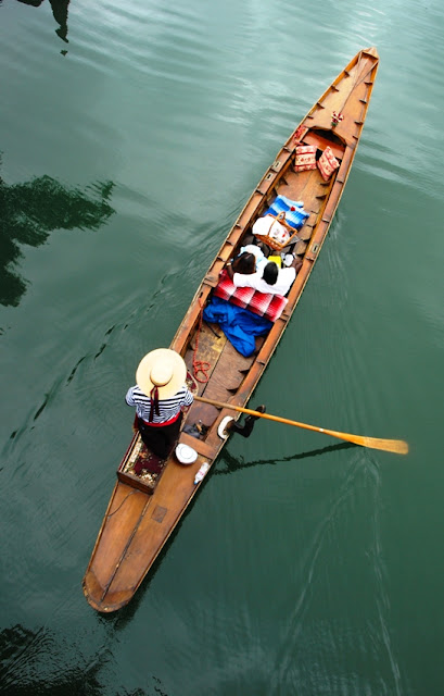 The Gondola Blog: Looking at the Pupparin from a bridge in Naples ...