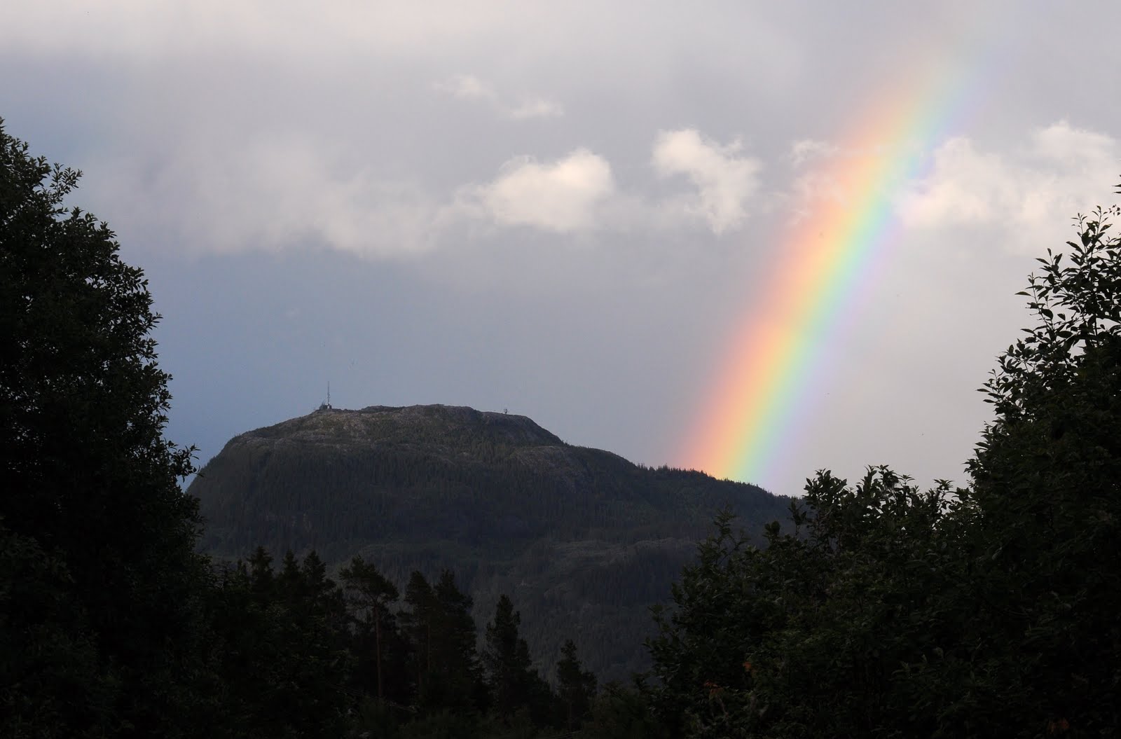 Naturfoto Einar Hugnes: Regnbue over Forbordsfjellet