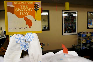Library Displays: The Snowy Day