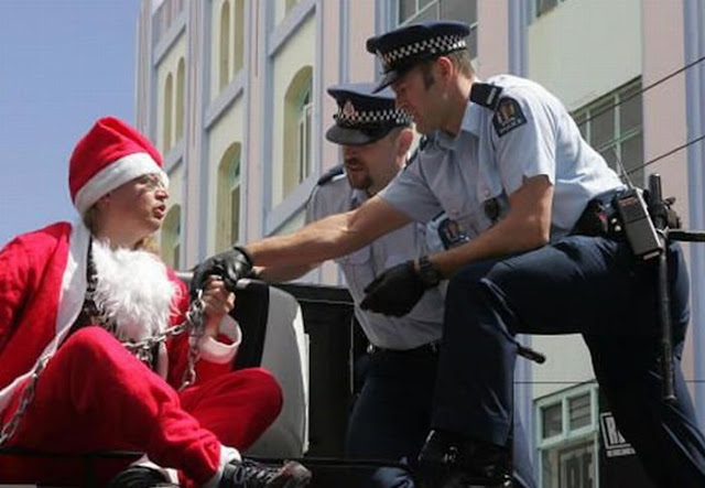 Beware of Criminal Santa Claus ~ Amazing World