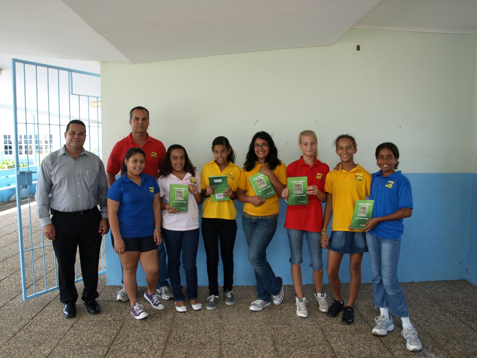 Michael J.M. Tromp: Unoca ta entrega buki di cortesia na scolnan di Aruba.