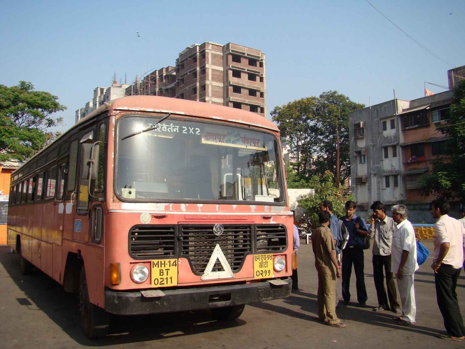 Lal Dabba: A Day at Vandana Bus Stand.
