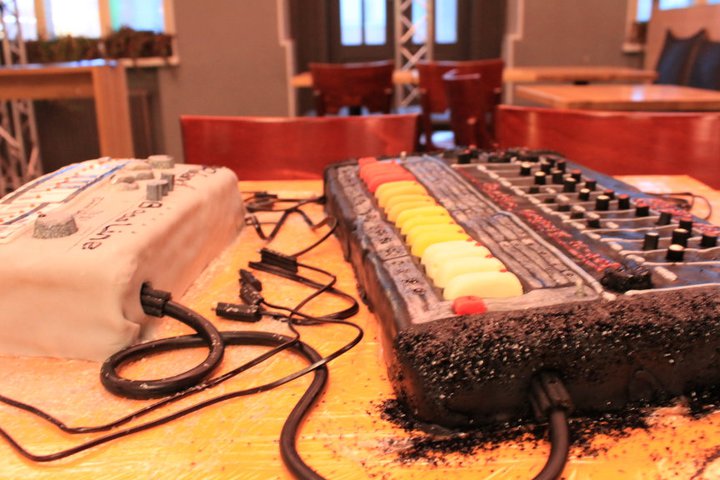 MATRIXSYNTH: More Synth Cakes at manSEDANse