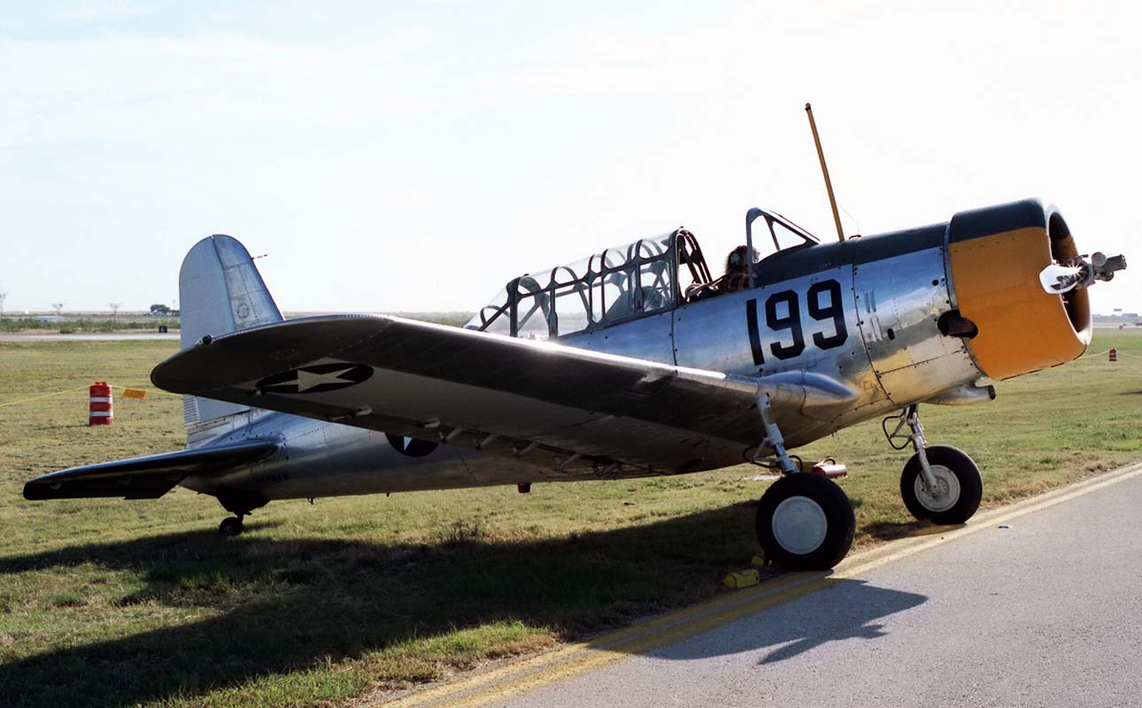 nhungdoicanh: Vultee BT-13 Valiant