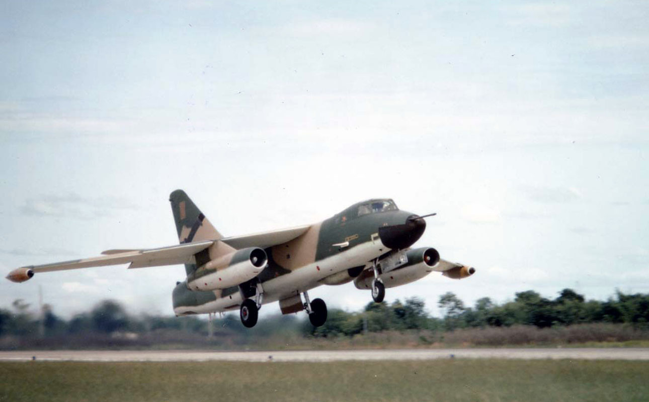 Portada comentada ( Imágenes, Planos y Perfiles) Douglas B-66 ...