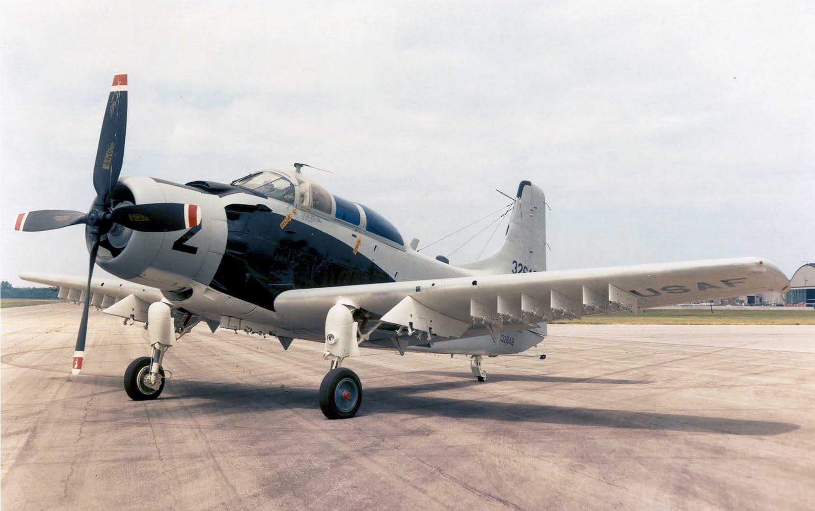 nhungdoicanh: Douglas A-1 Skyraider
