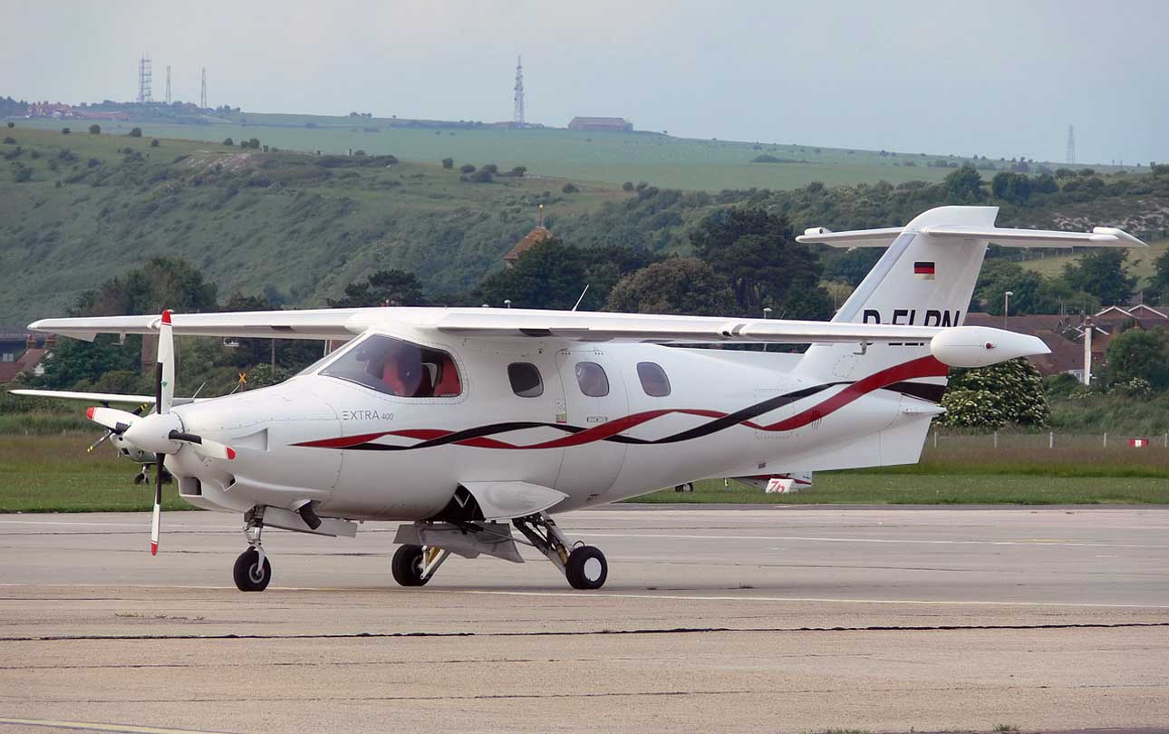 nhungdoicanh: Extra EA-400