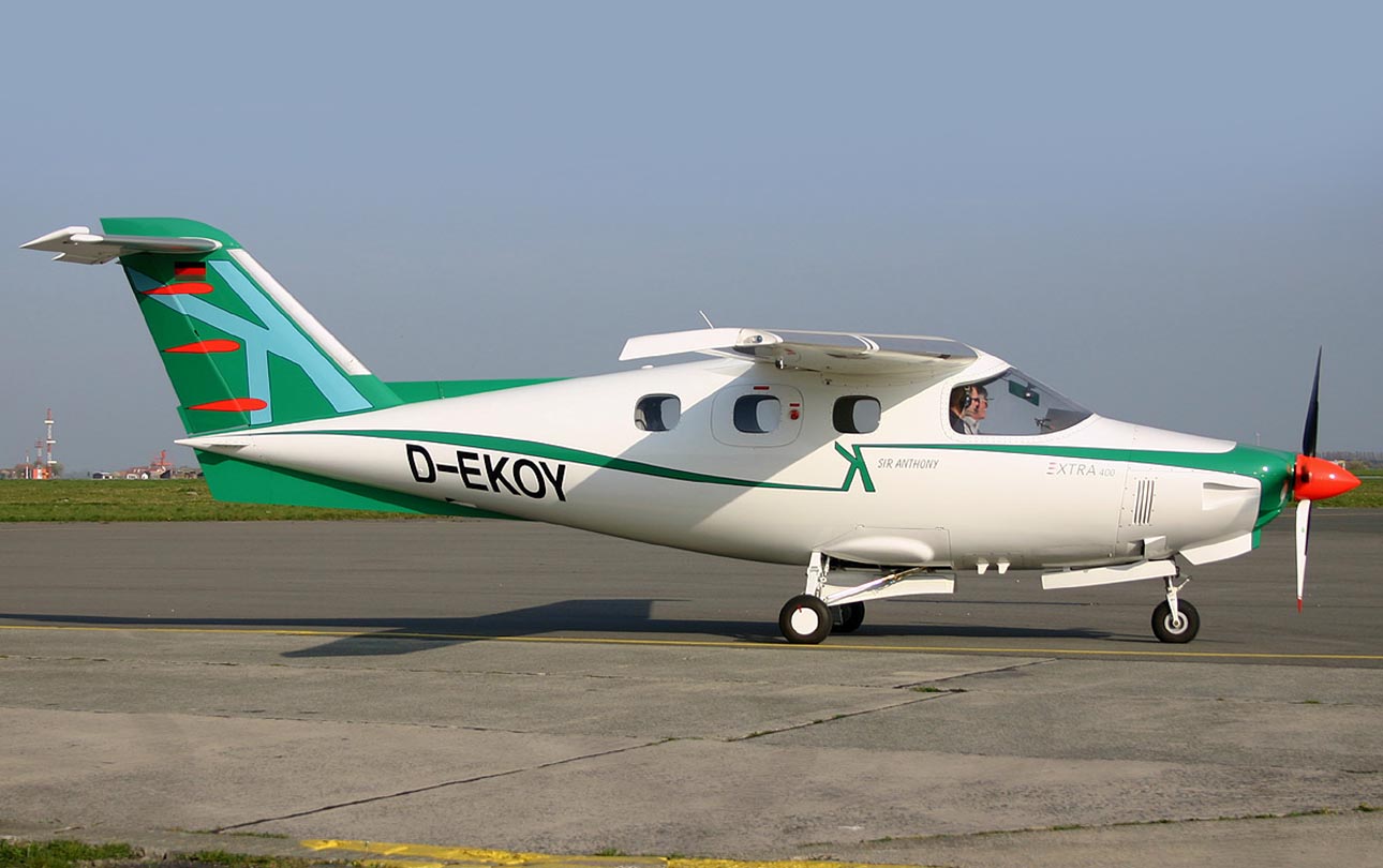 nhungdoicanh: Extra EA-400