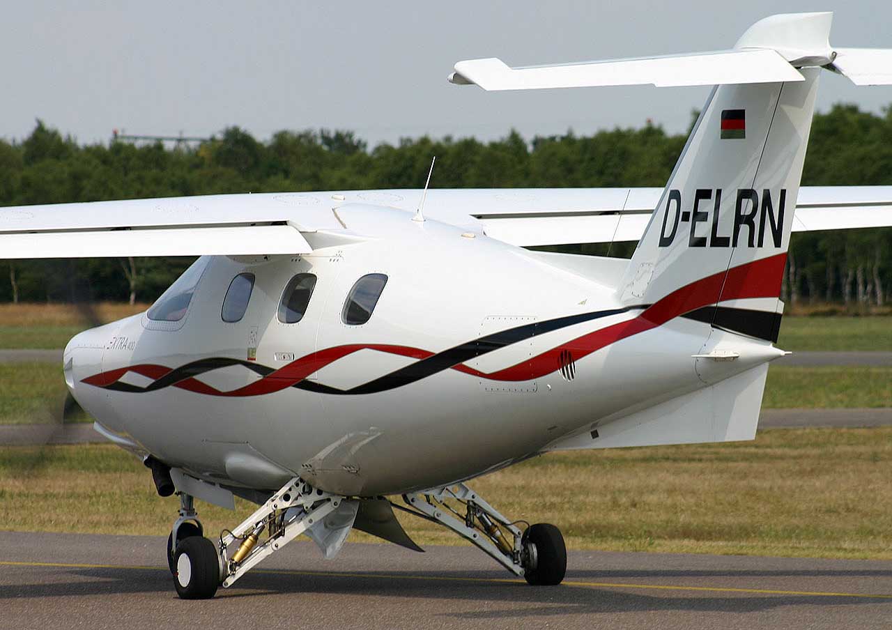 nhungdoicanh: Extra EA-400