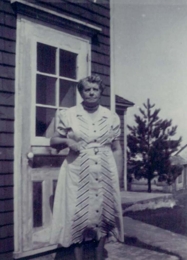 An Abhainn: Chapter 1: c. 1904 to 2009