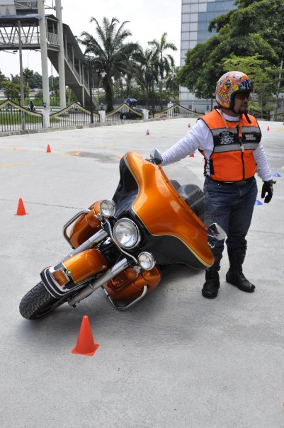 roi harley-davidson malaysia: How to lift a fallen motorcycle?