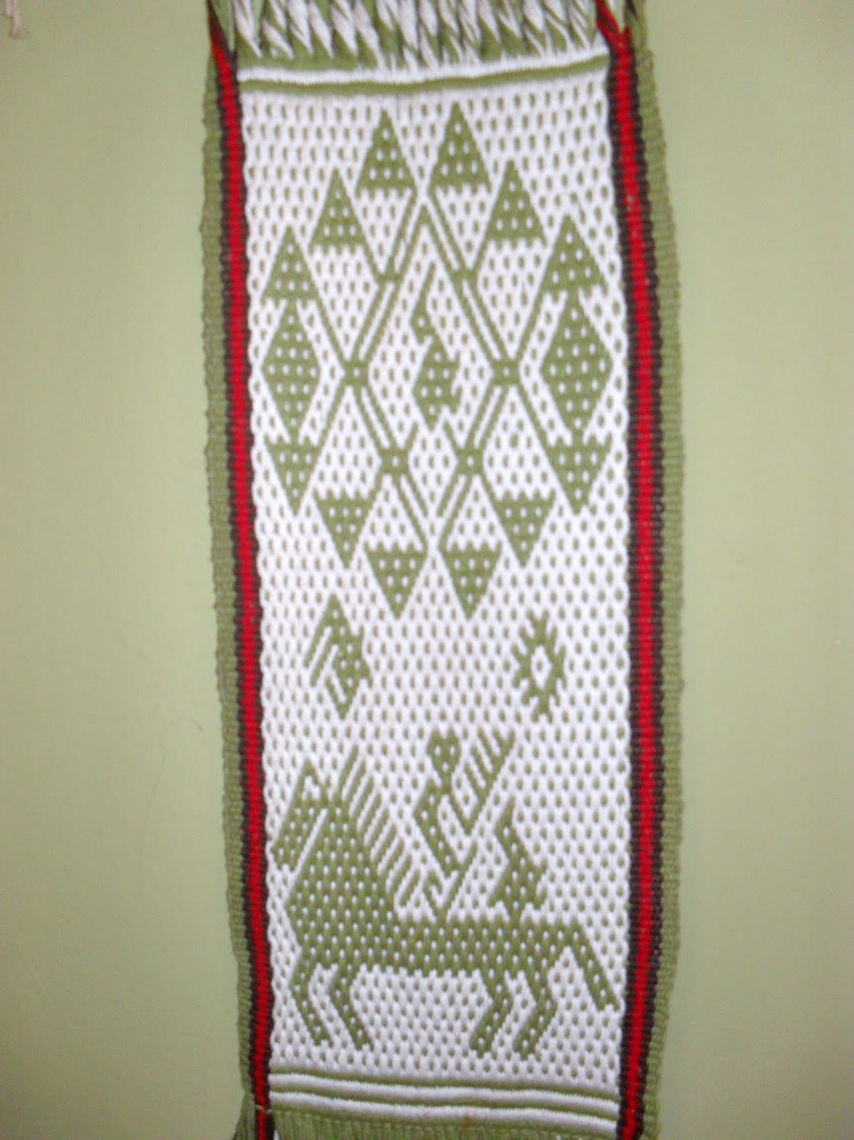 UN LUGAR DE TELAR WITRALWE: MAS TEJIDOS EN PIEDRITAS