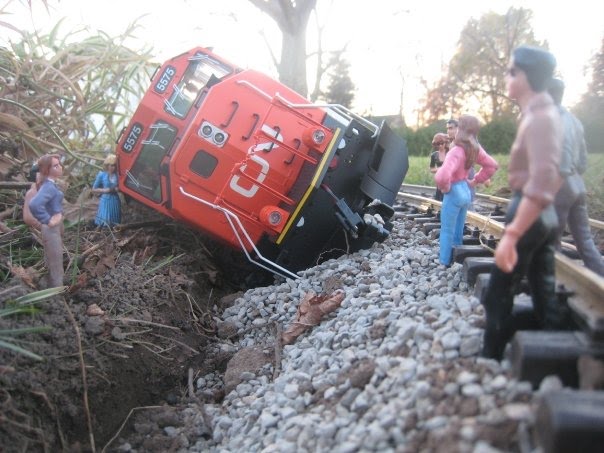 G-Scale Train Fun: Catching Up - November 17, 2009 - Derailment