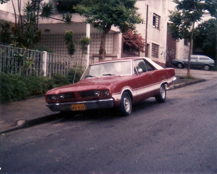 Museu do Dodge: Charger R/T 78 vermelho verona - final da década de 80