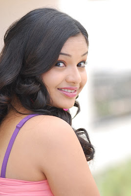 Yamini cute looking actress debuted in tamil and telugu