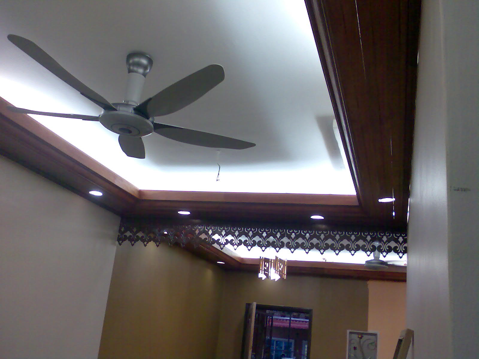 .: membina konis rumah menggunakan kayu