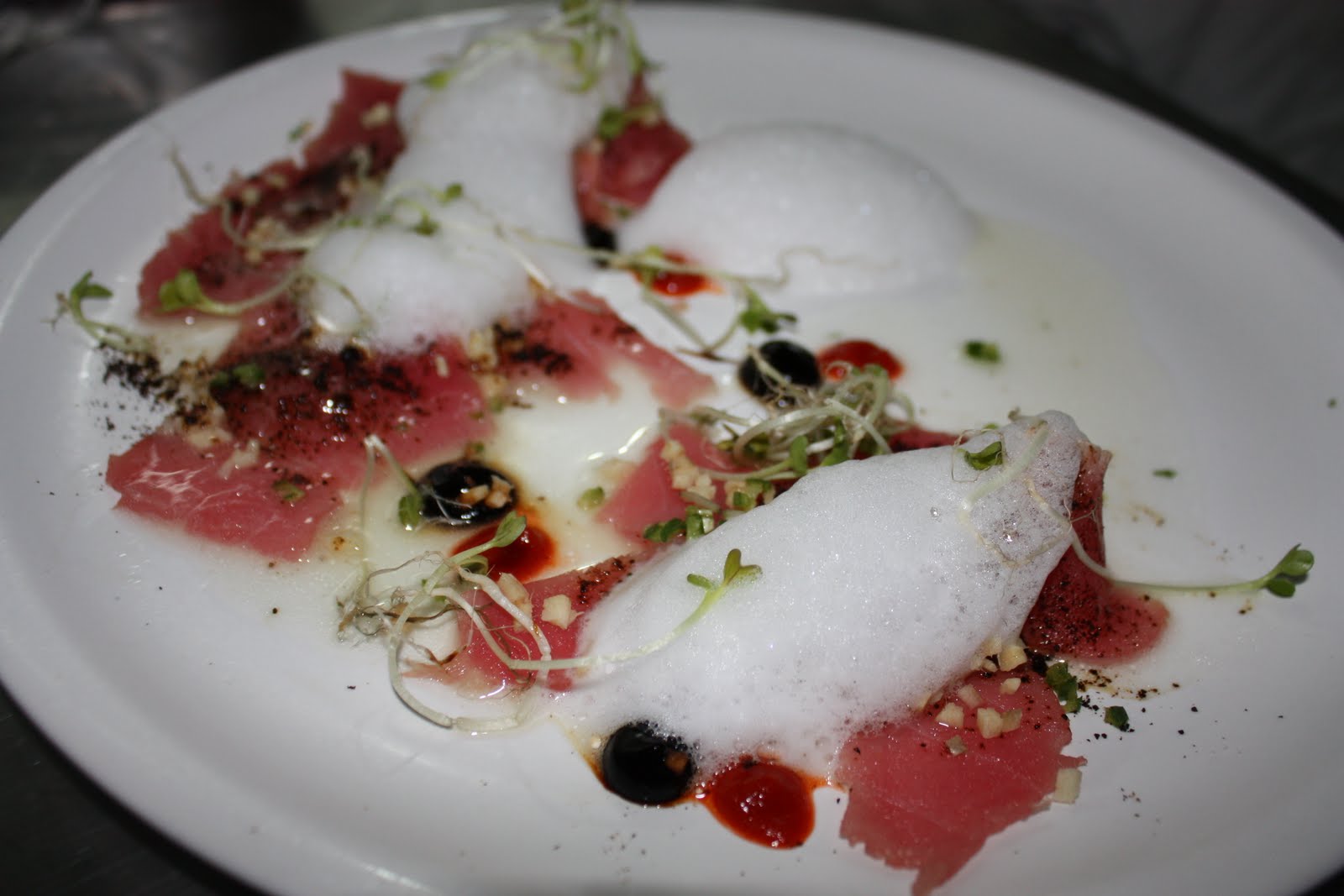 AMONOS BIEN RECIO, ATUN ALETA AZUL TIRADITO, TRIBUTO AL CELLER GASTRO BAR.