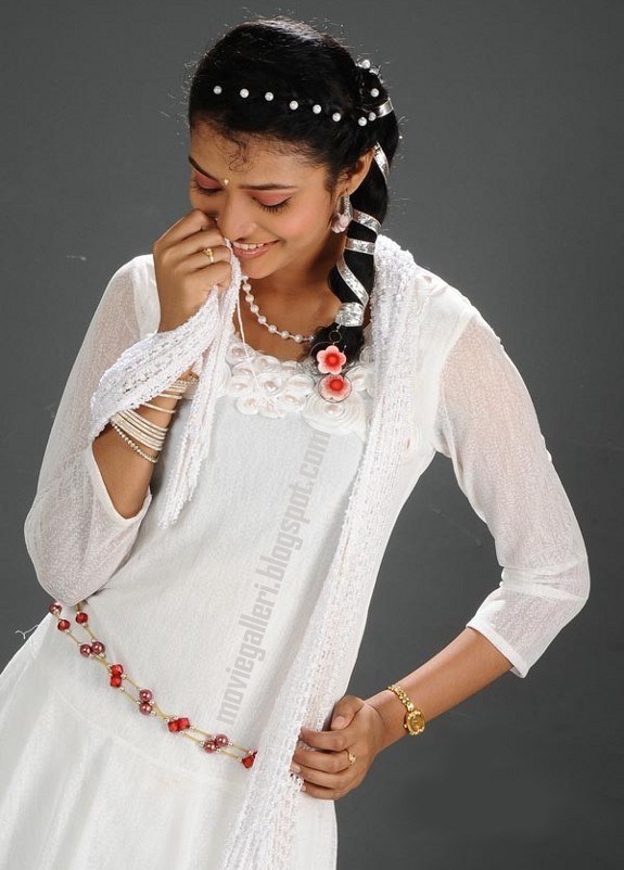 test: Telugu Actress Anuhya Stills, Pics, photo gallery, images