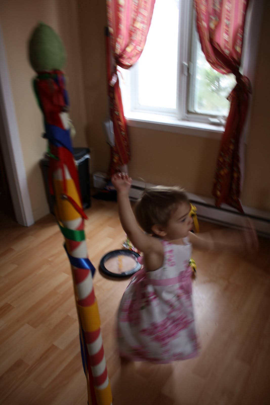 Aux Demilunes: *Guest Post* How to make a "mini" maypole by Wulf
